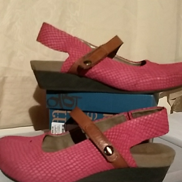 Over The Beaten Track | Shoes | Otbt Springfield Fushia Shoes | Poshmark